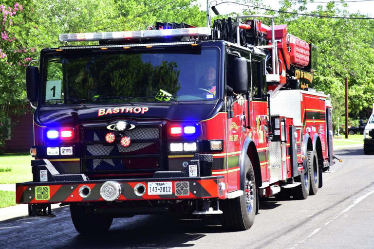 Bastrop County fire crews halt spread of 15-acre fire near Cedar Creek