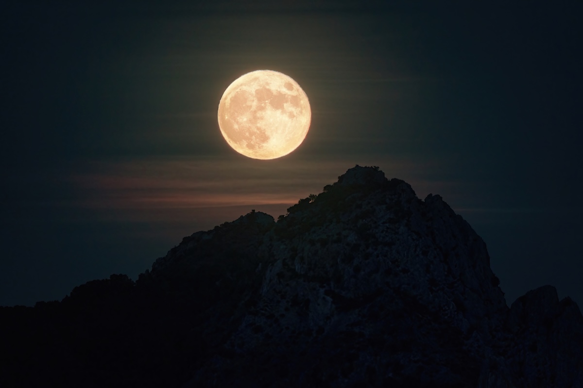 See the Harvest Moon Rise Over Pumpkin Rock (Photos)