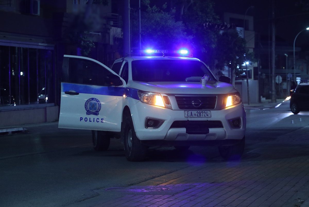 Βριλήσσια: 45χρονος με τσεκούρι κατέστρεφε ό,τι συναντούσε στο πέρασμά του