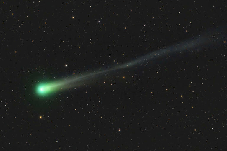 3 green comets are visible in the sky right now-and a 4th is on the way