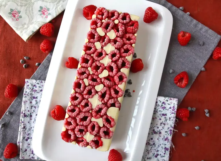 Franui-style chocolate bar with raspberries, white and dark chocolate!