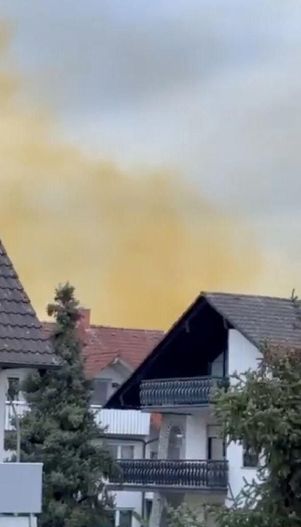 Terrifying orange toxic smoke warning with people told to get indoors ...