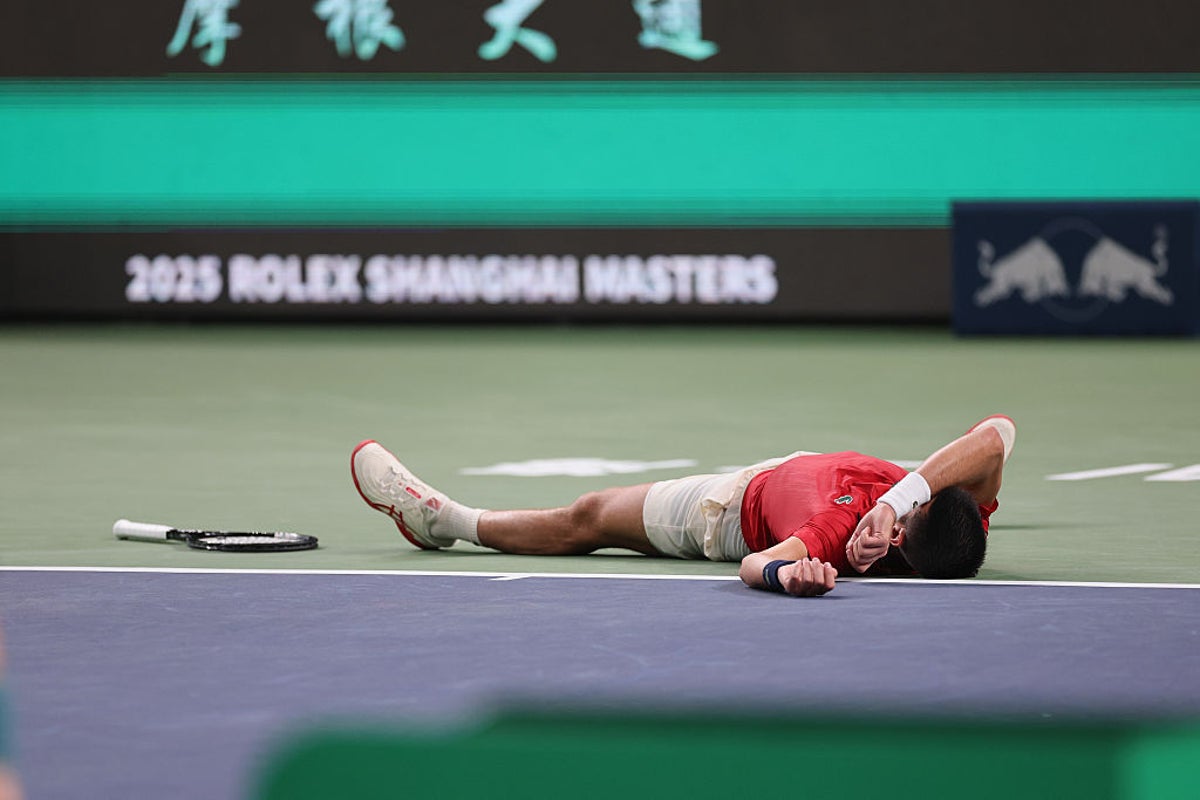 Novak Djokovic se descompensa por el calor en Shanghái, pero remonta y ...