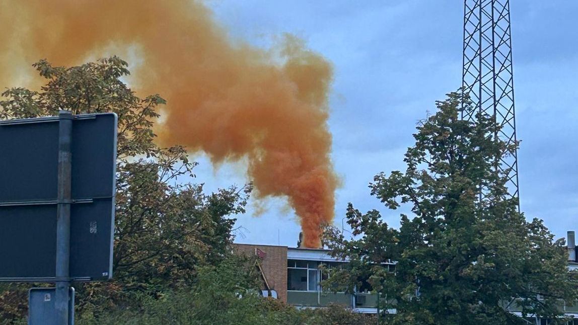 Chemie-Unfall in Mainaschaff bei Aschaffenburg: Orangefarbene Gaswolke ...