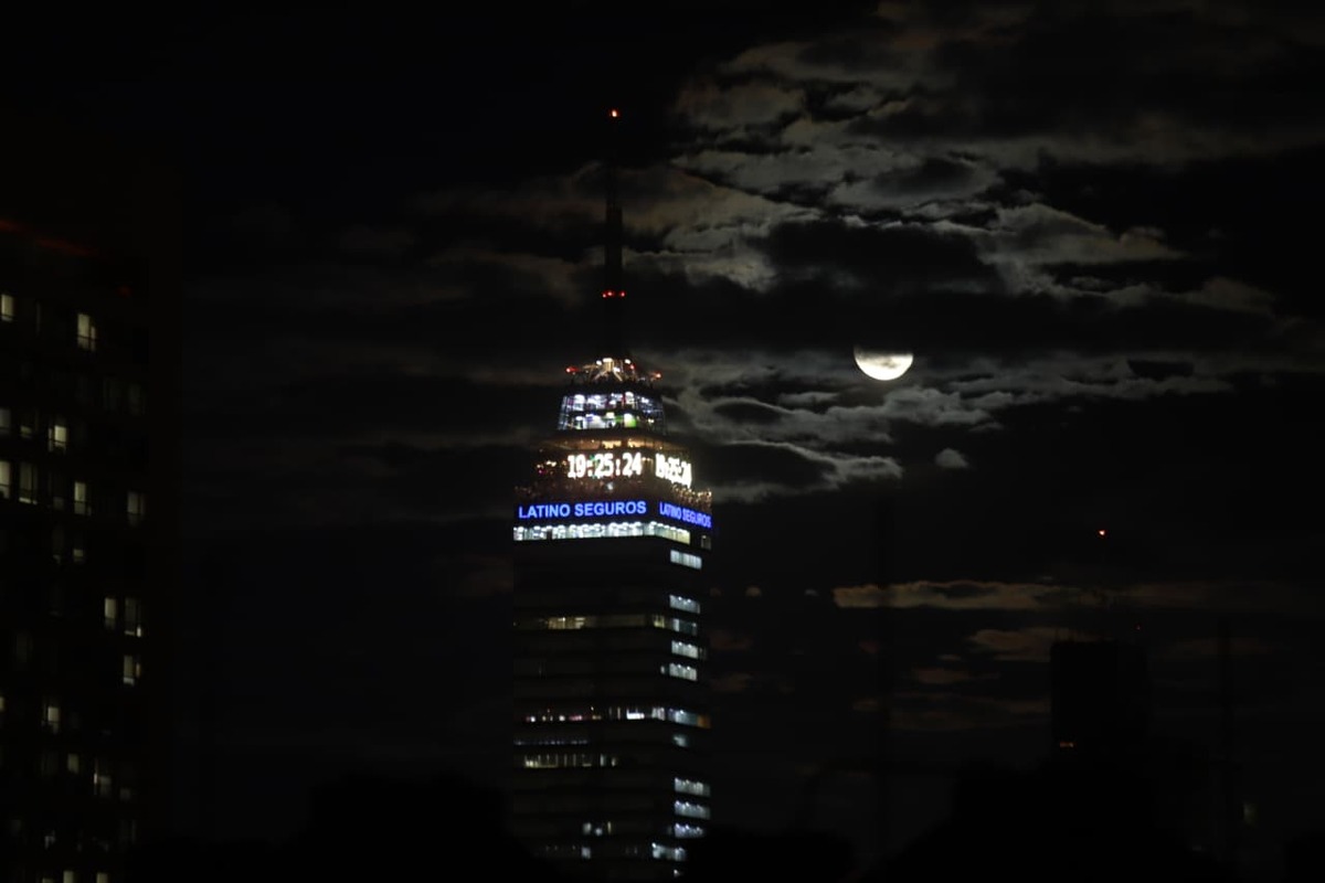 Luna llena de octubre arrulla esta noche el firmamento de CdMx
