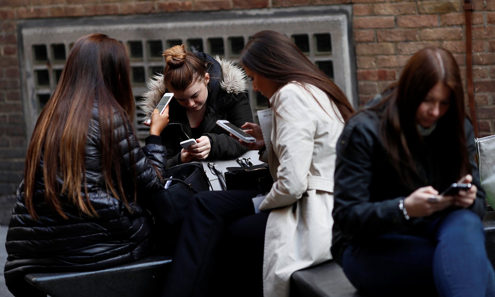 UK bust major gang smuggling stolen iPhones to China