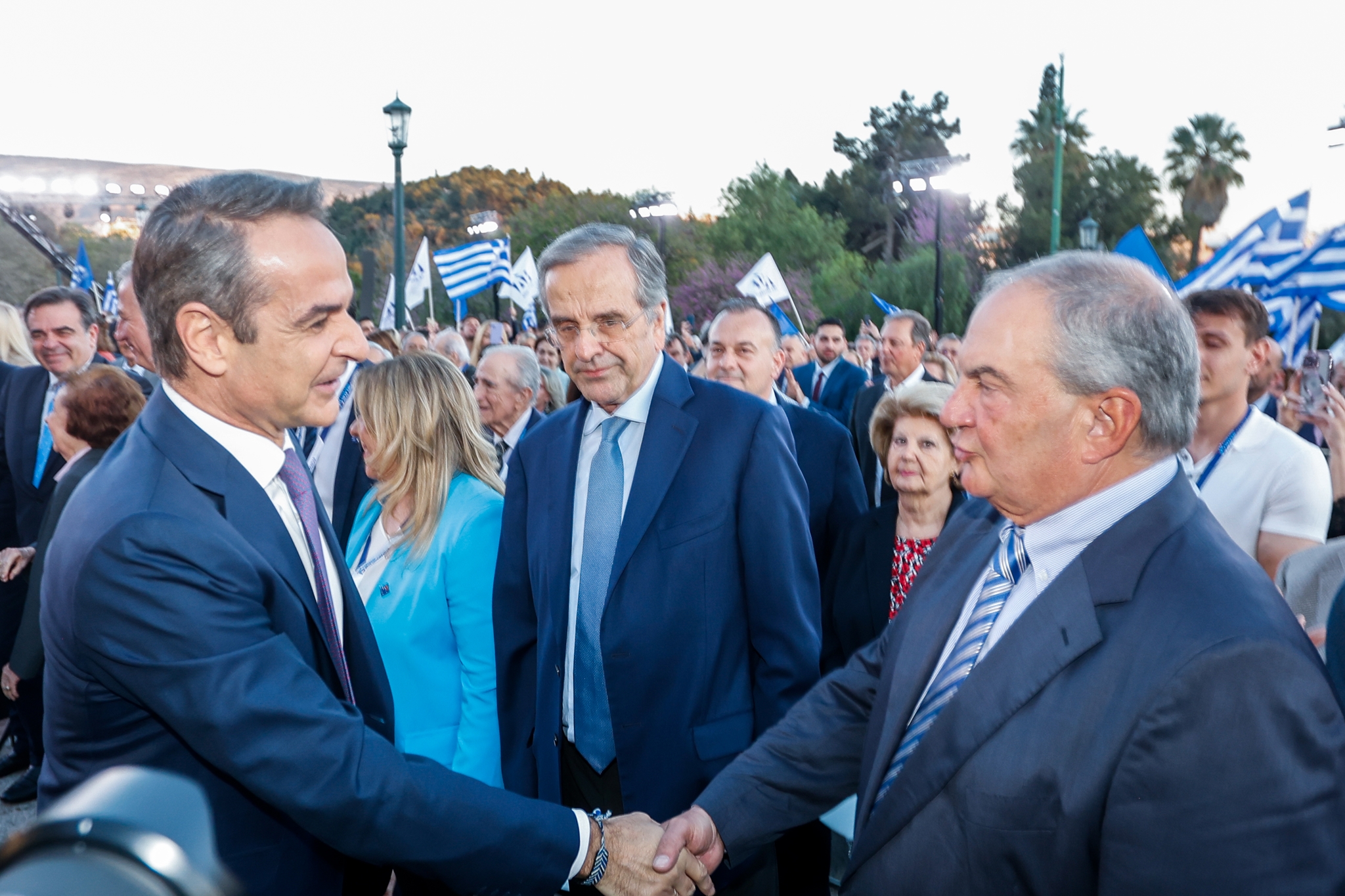 Συνάντηση Μητσοτάκη-Σαμαρά-Καραμανλή σε πολικές θερμοκρασίες