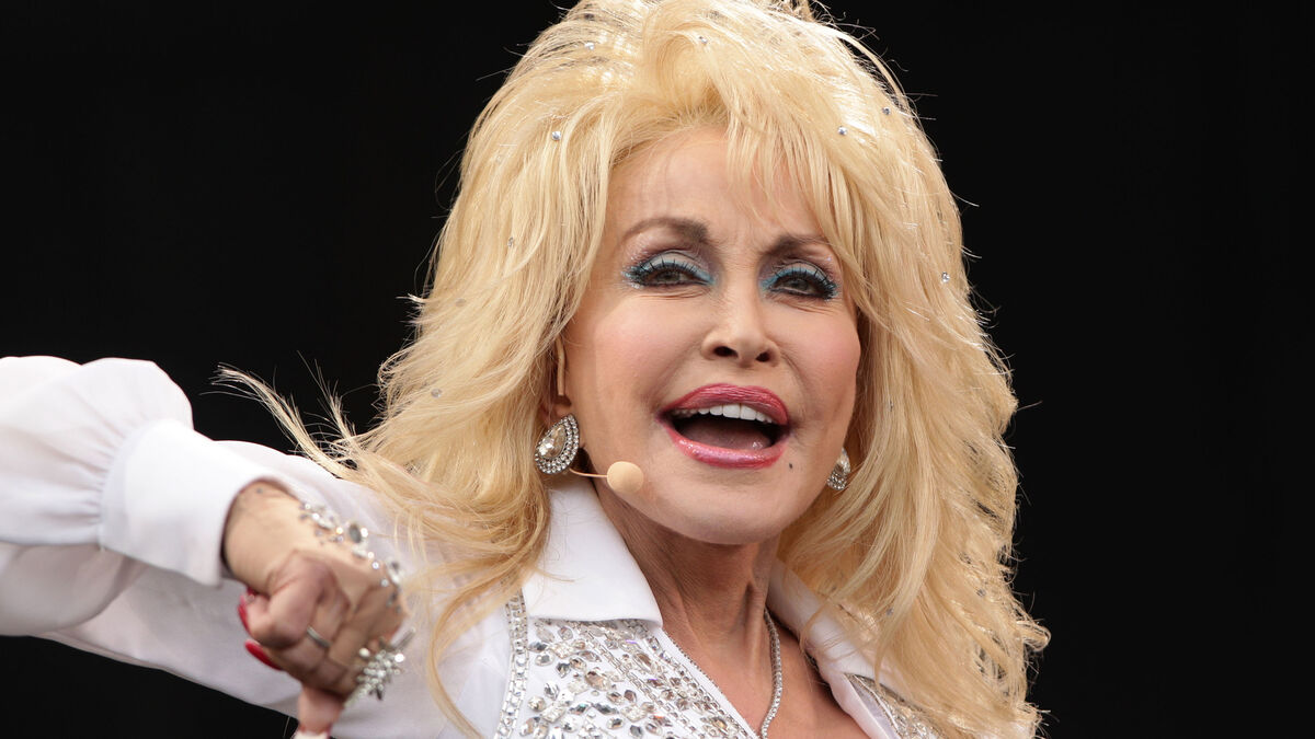 Dolly Parton’s sister ‘up all night praying’ as singer battles health ...