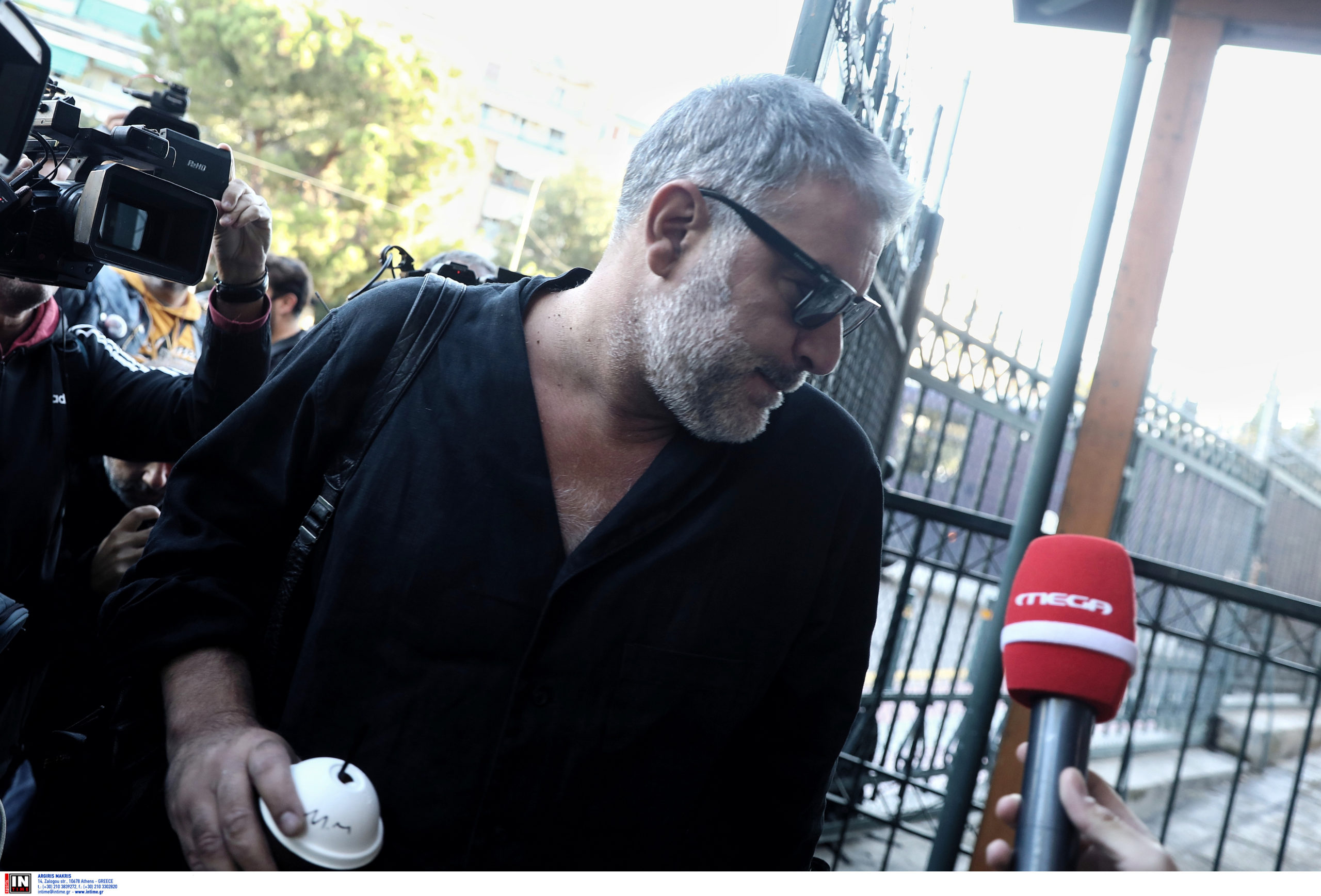 Στην Ευελπίδων ο Βασίλης Μπισμπίκης: «Πού είναι η είσοδος;» – Δείτε βίντεο