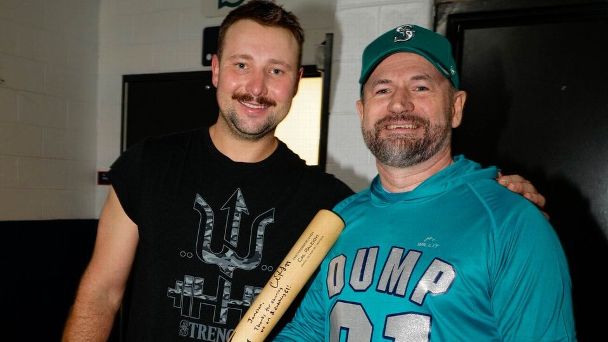 Mariners' Cal Raleigh sends first postseason homer to fan in 'Dump Here ...