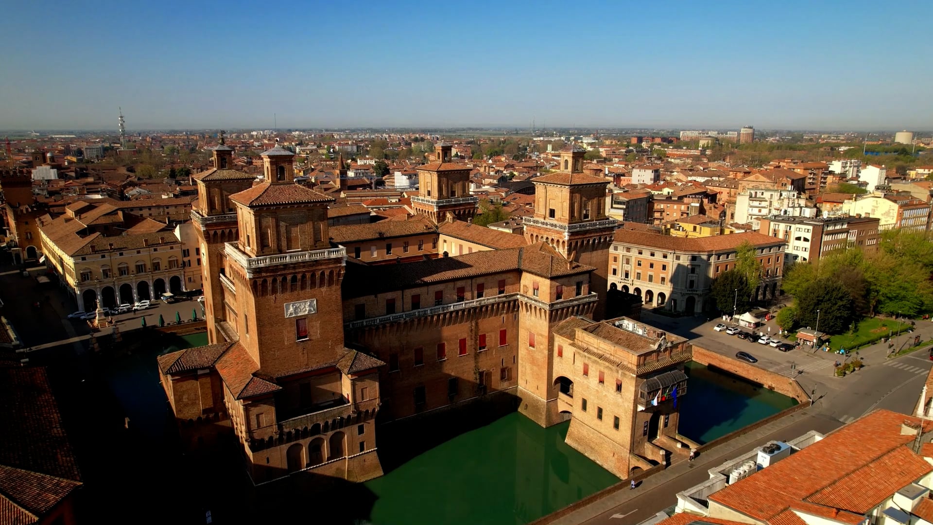 Ferrara in drone: visita la città rinascimentale italiana