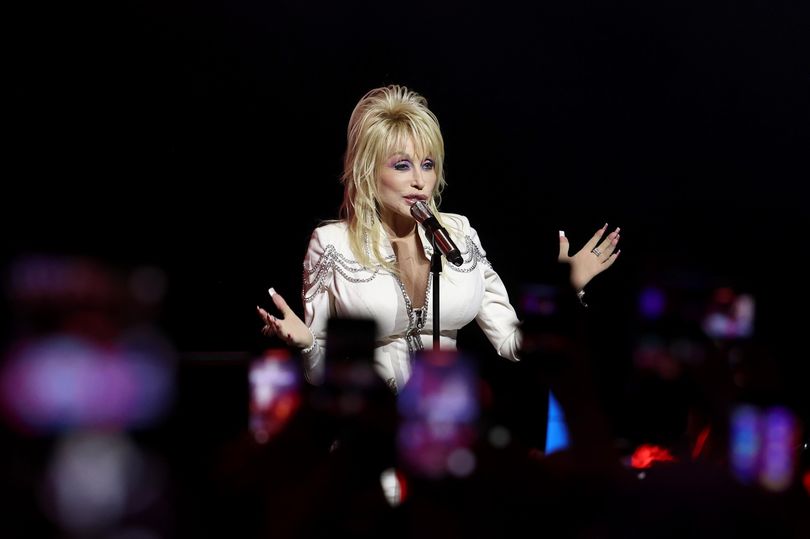 Dolly Parton’s sister 'up all night praying' as singer fights health ...