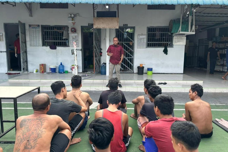 Razia di Lapas Dabo Singkep, Petugas Sisir Setiap Kamar Warga Binaan ...