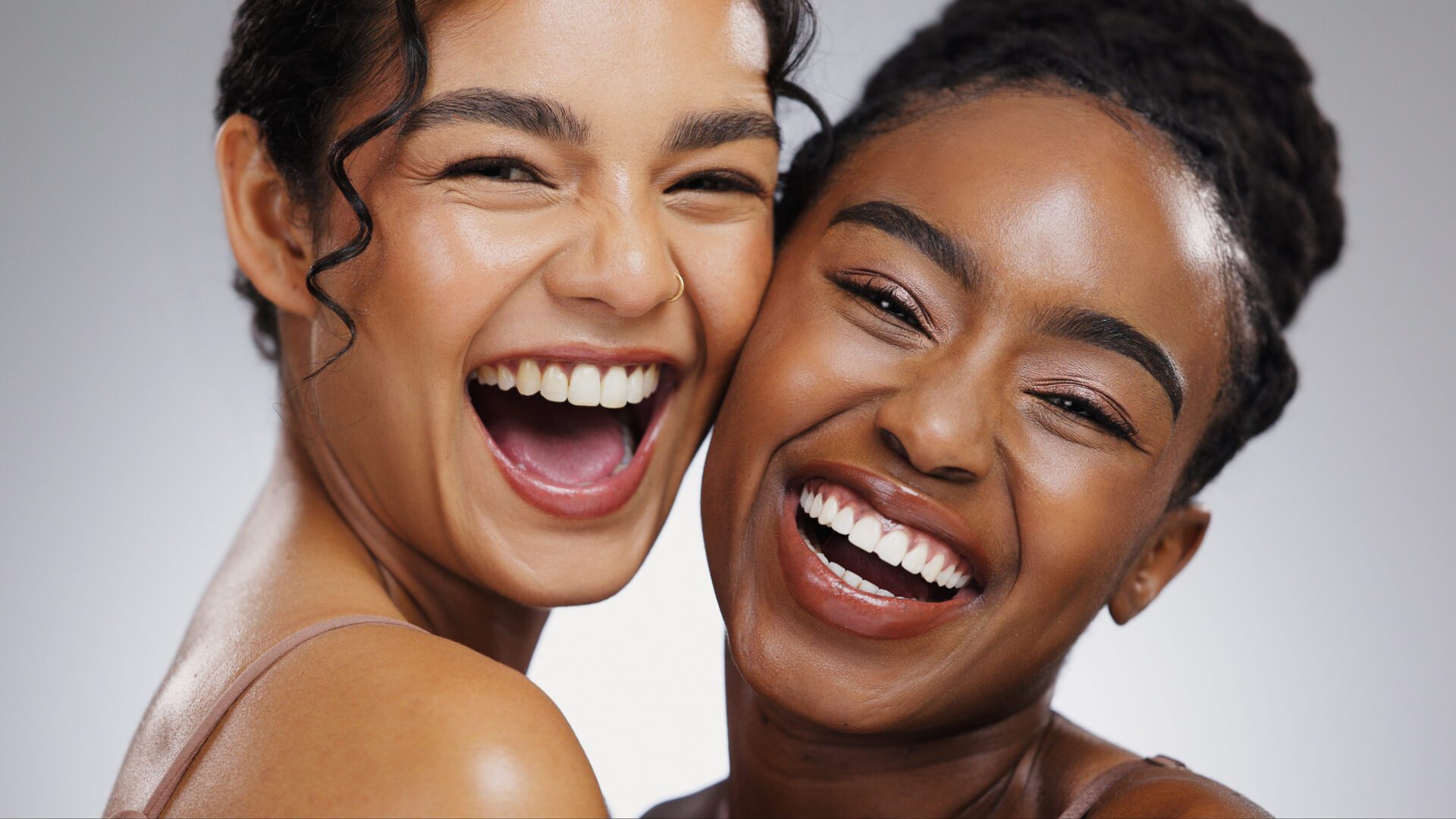 O clareamento dental não precisa ser caro: esses métodos funcionam mesmo sem uma clínica