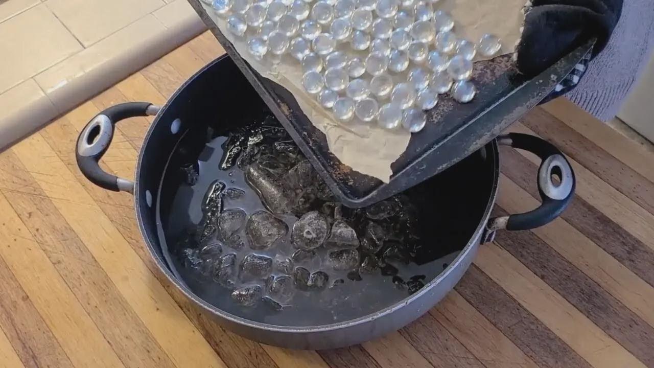 Coloque pedrinhas de lojas baratinhas na água gelada e crie decorações ...