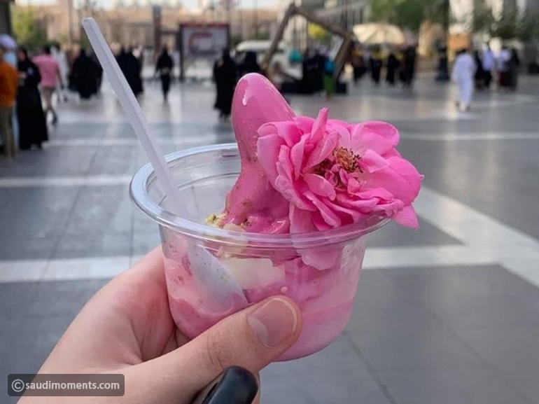 This 24/7 Madinah Ice Cream Shop Serves Roses by the Scoop