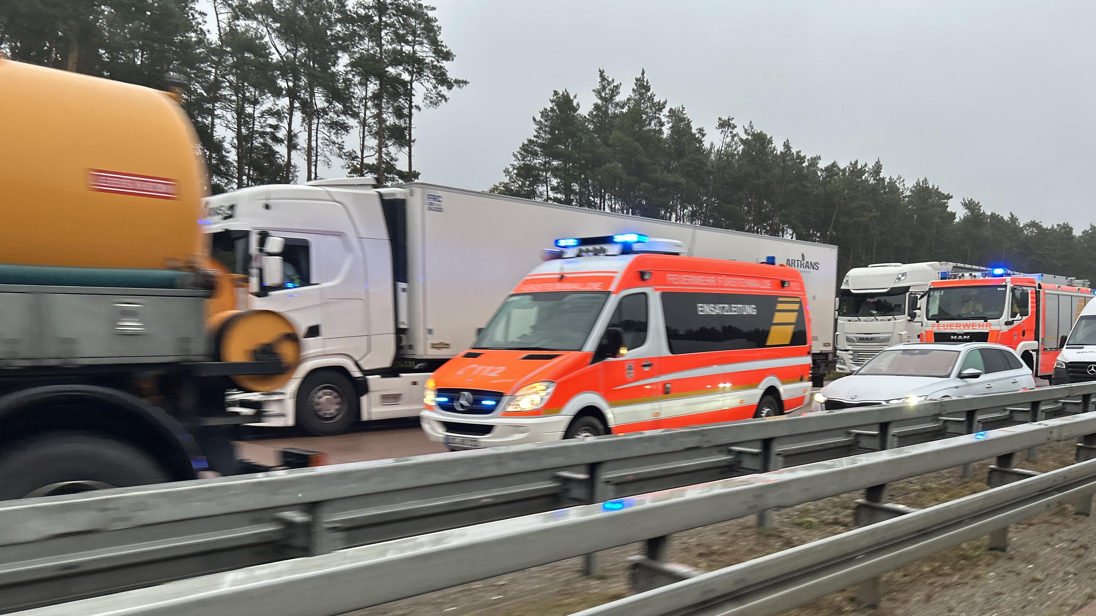 Unfall auf A12: Stau auf der Autobahn nach Crash mit Lkw