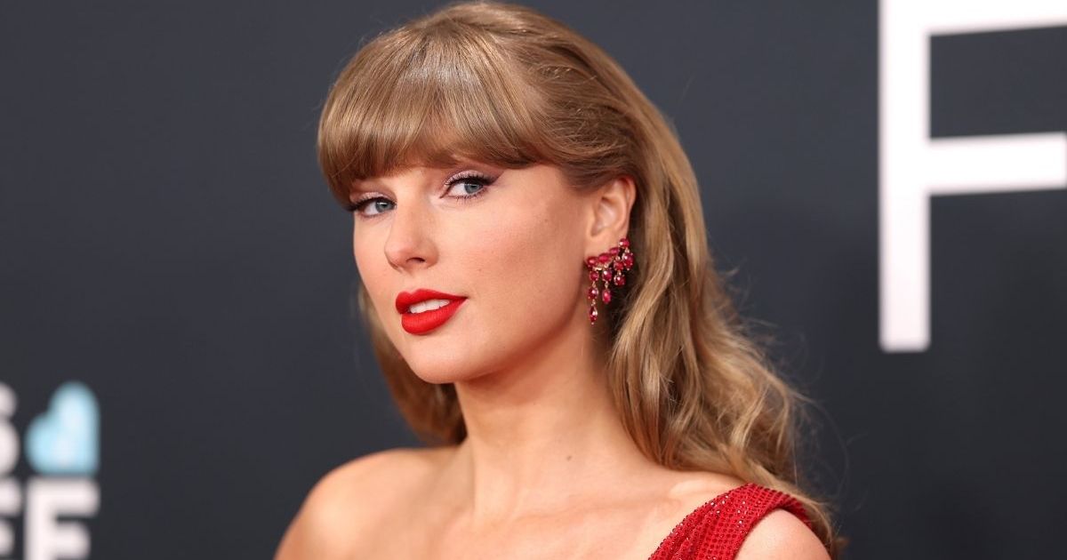 Taylor Swift Makes NYC a Runway in Chic Mini Skirt