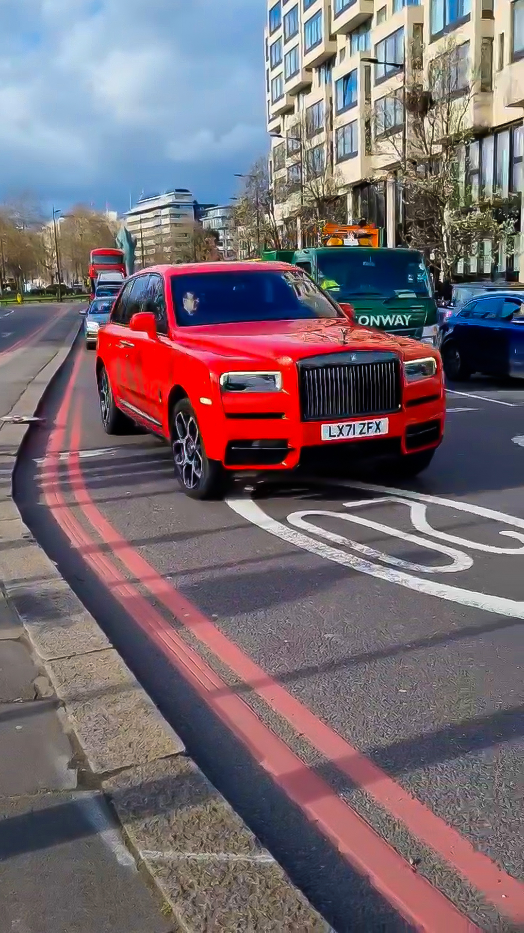 Rode Rolls-Royce Cullinan in Londen