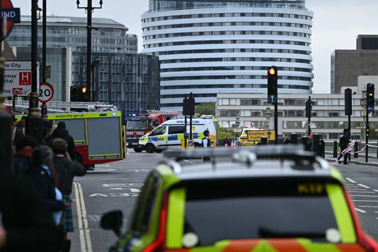 Westminster Bridge closed in major incident as police warn people to ...