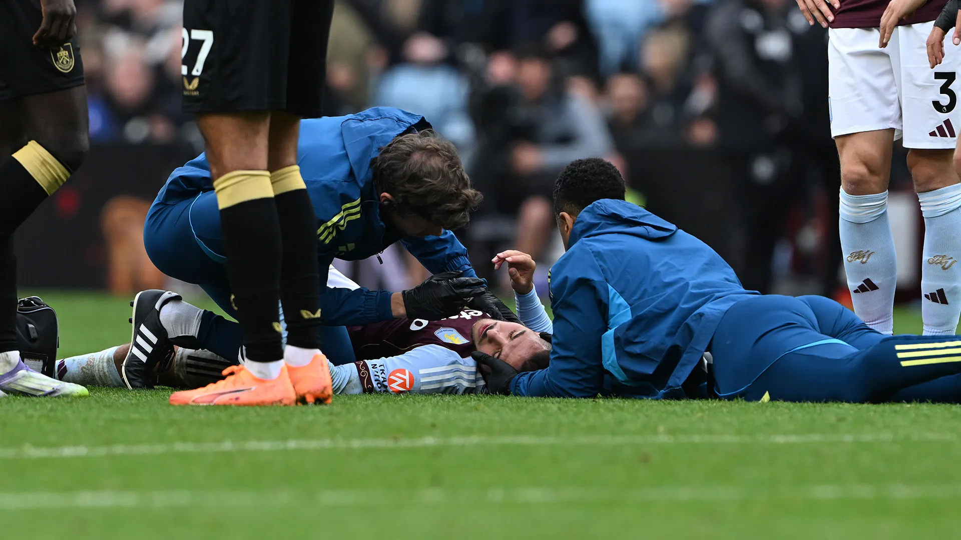 Hij zakt op de grond na een botsing, grote schrik voor Buendía. De foto's
