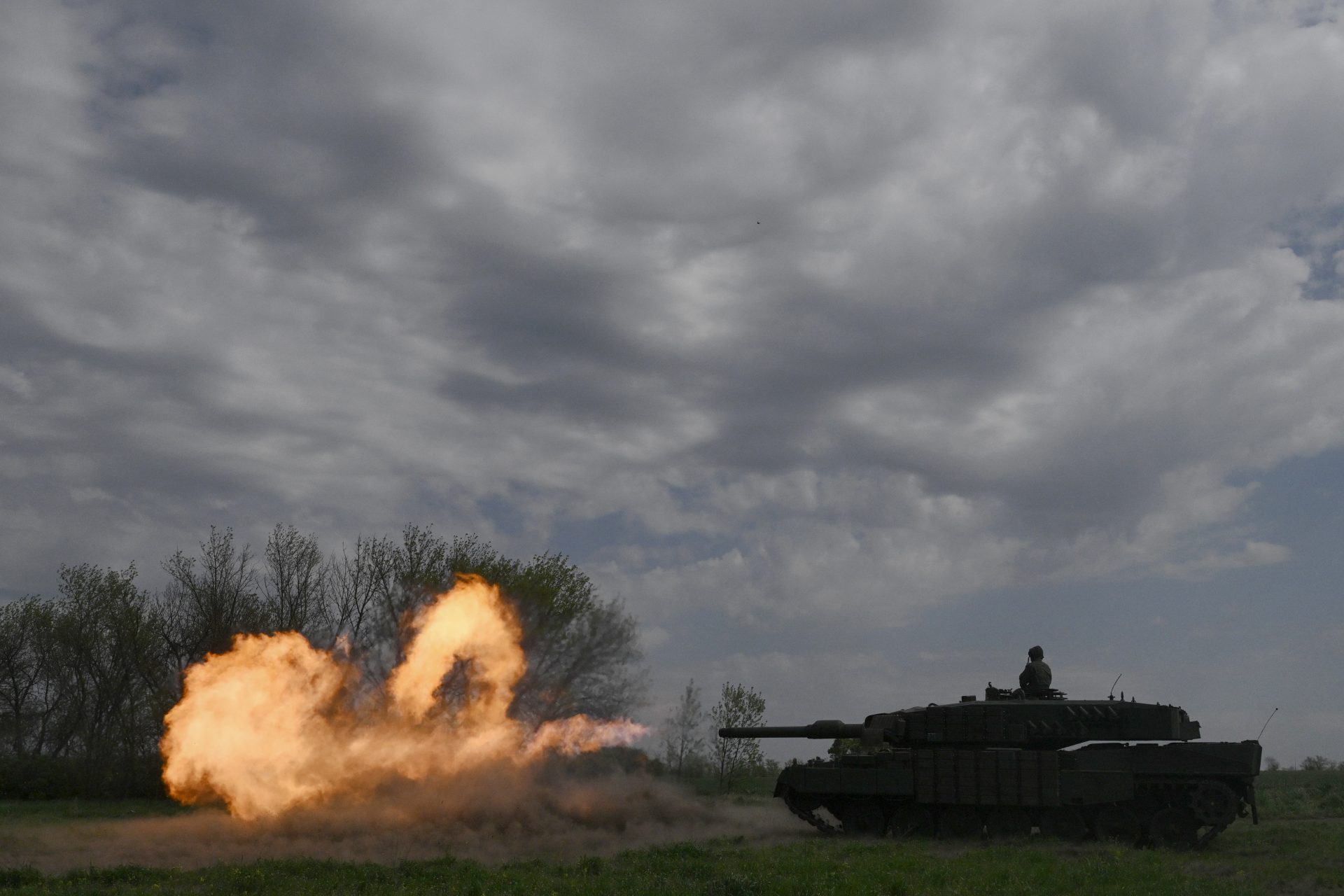 Ukrainian tanks destroy Russian APC in intense frontline clash