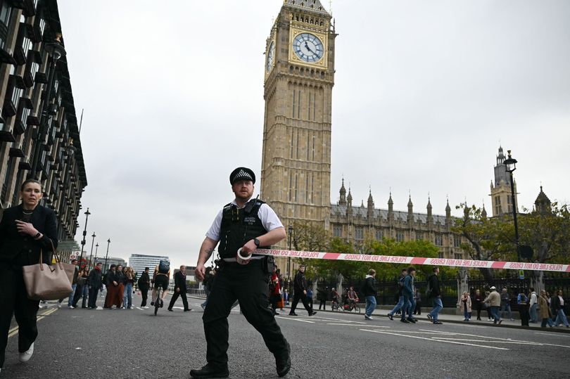 Westminster Bridge closed in major incident as police warn people to ...