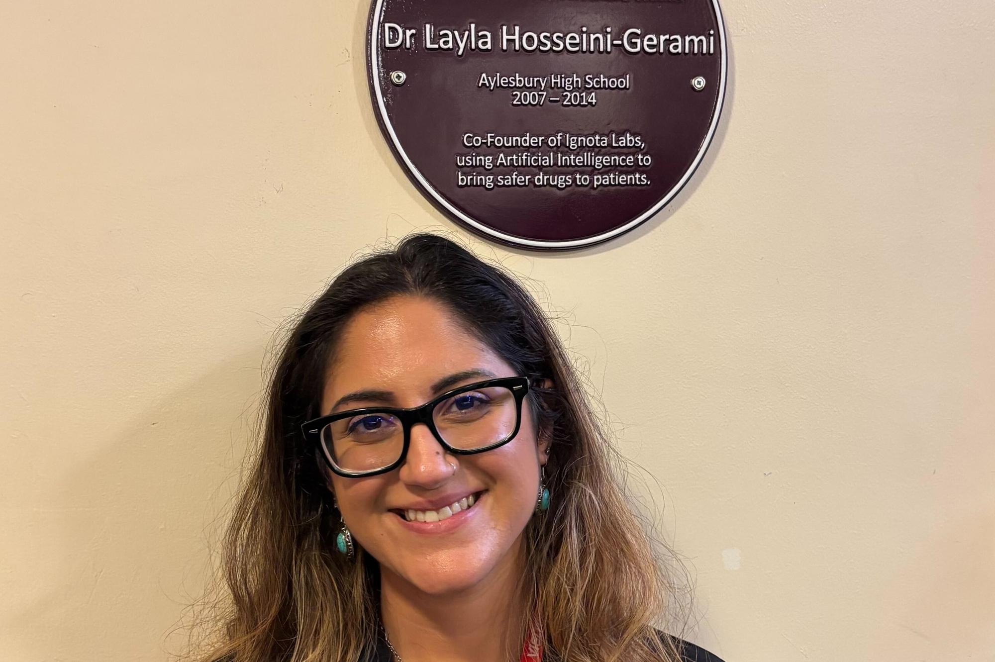 Purple plaque honours award-winning Alumna at Aylesbury High School