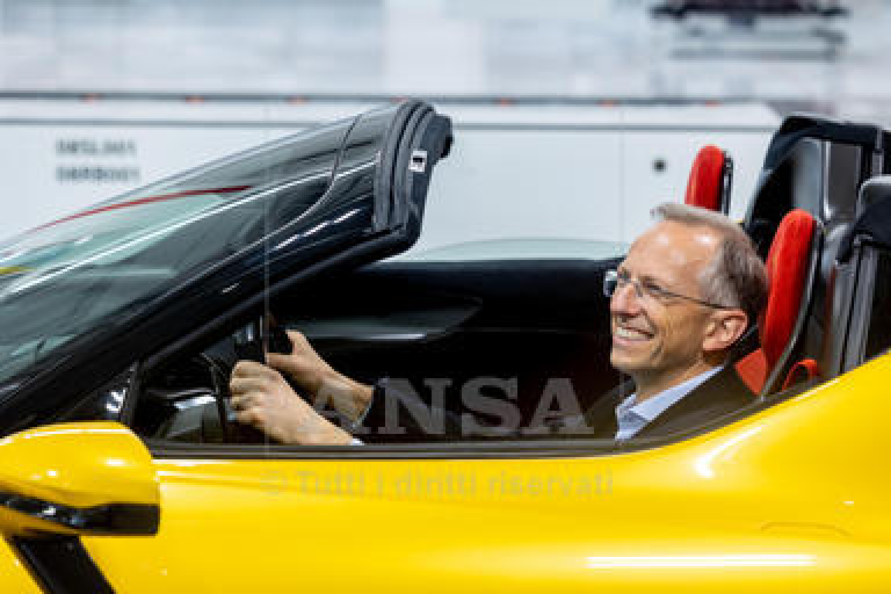 Ferrari presenta il piano al 2030 e svela cuore dell'elettrica