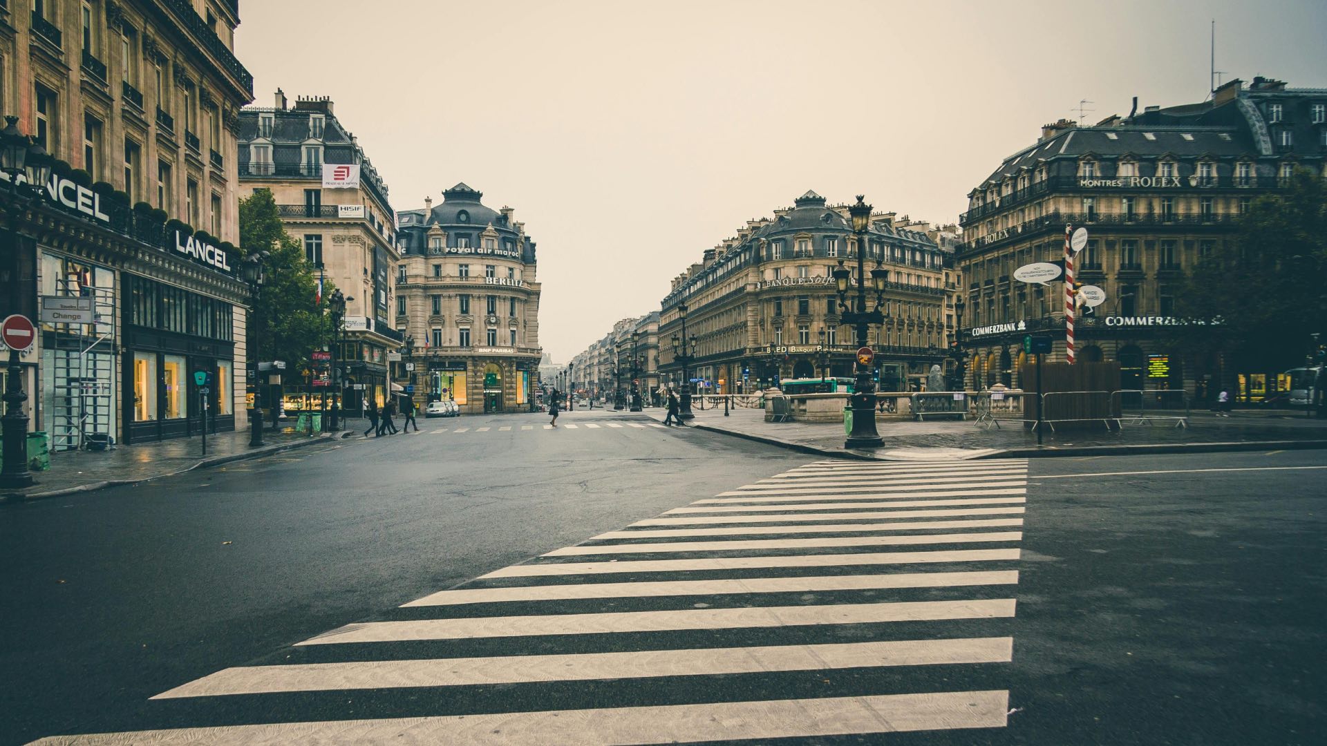 Ce passage piéton ne guide pas seulement les piétons, il fait réfléchir