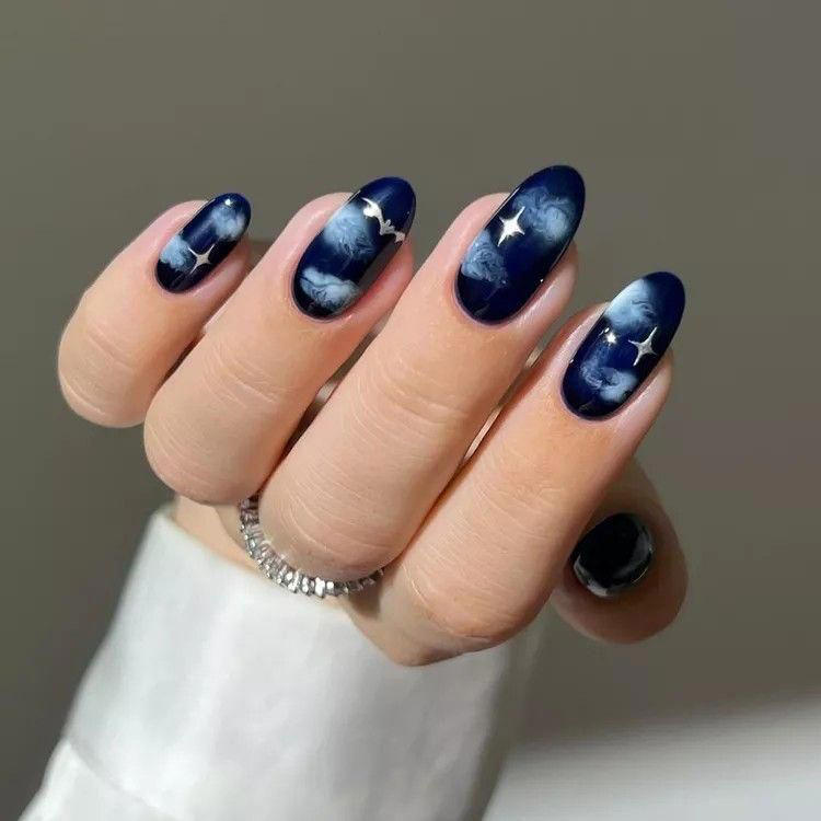 7 Inspirasi Nail Art Warna Navy yang Cantik dan Elegan