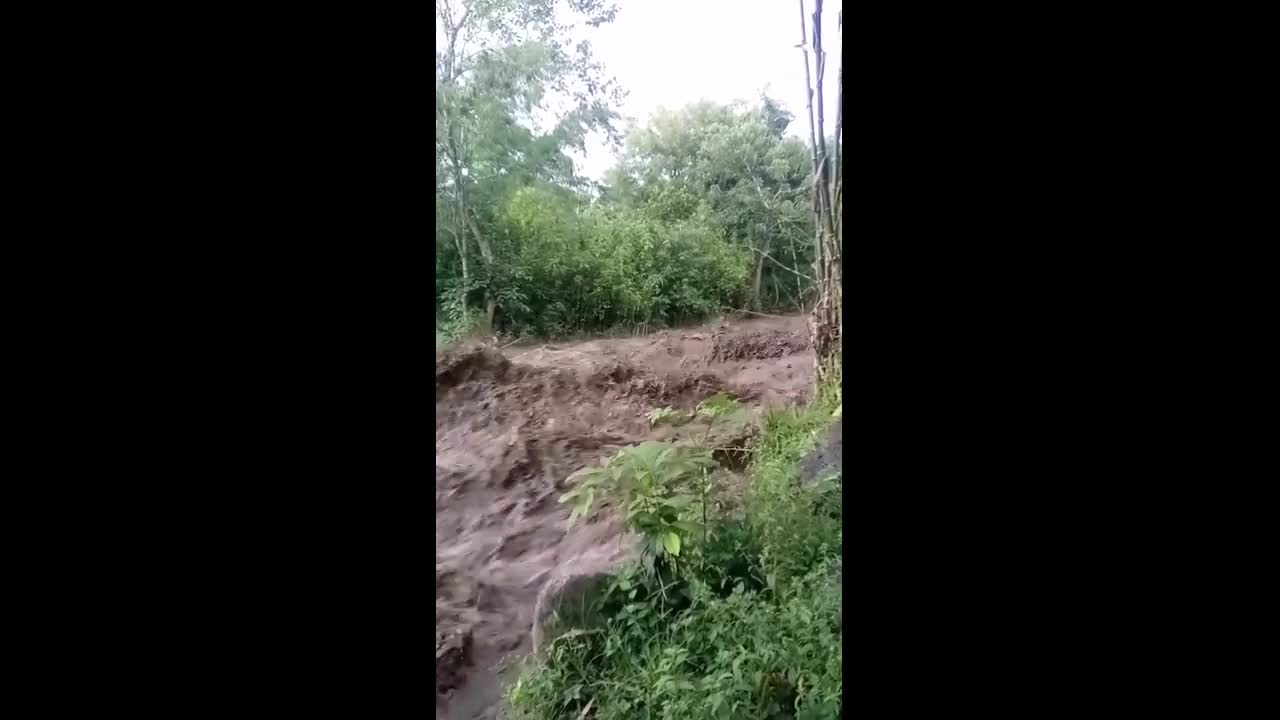 Terrifying floodwaters surge toward bridge in Bukidnon, Philippines