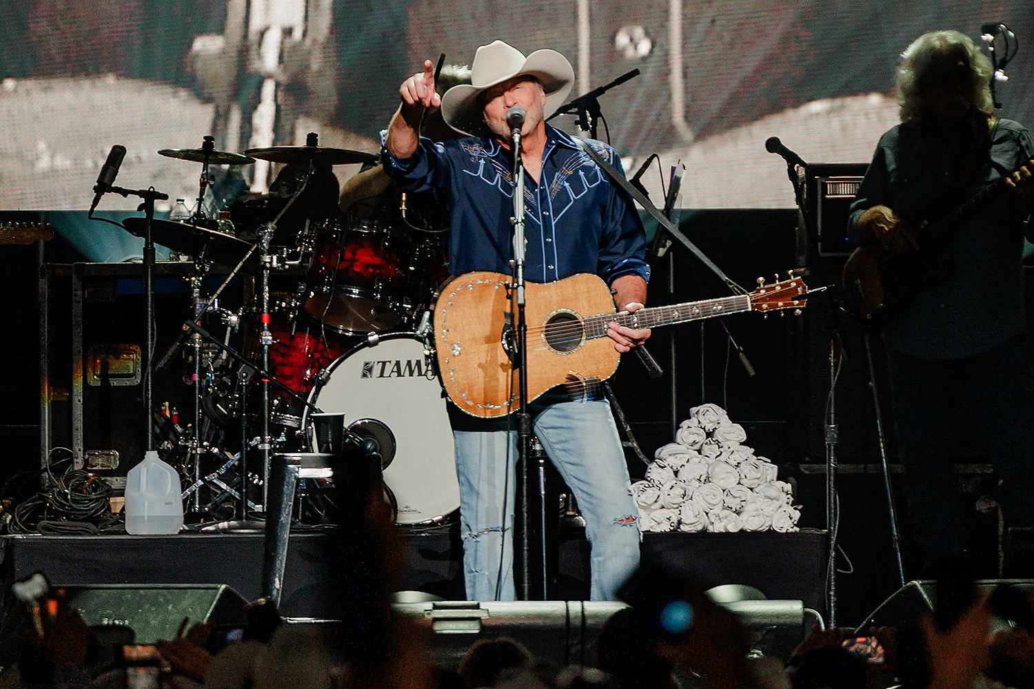Alan Jackson Sets Date for Nashville 'Finale' Concert — and He's ...
