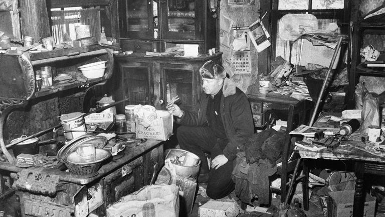 Monstro: A História de Ed Gein: 5 fotos reais do caso que arrepiam ...