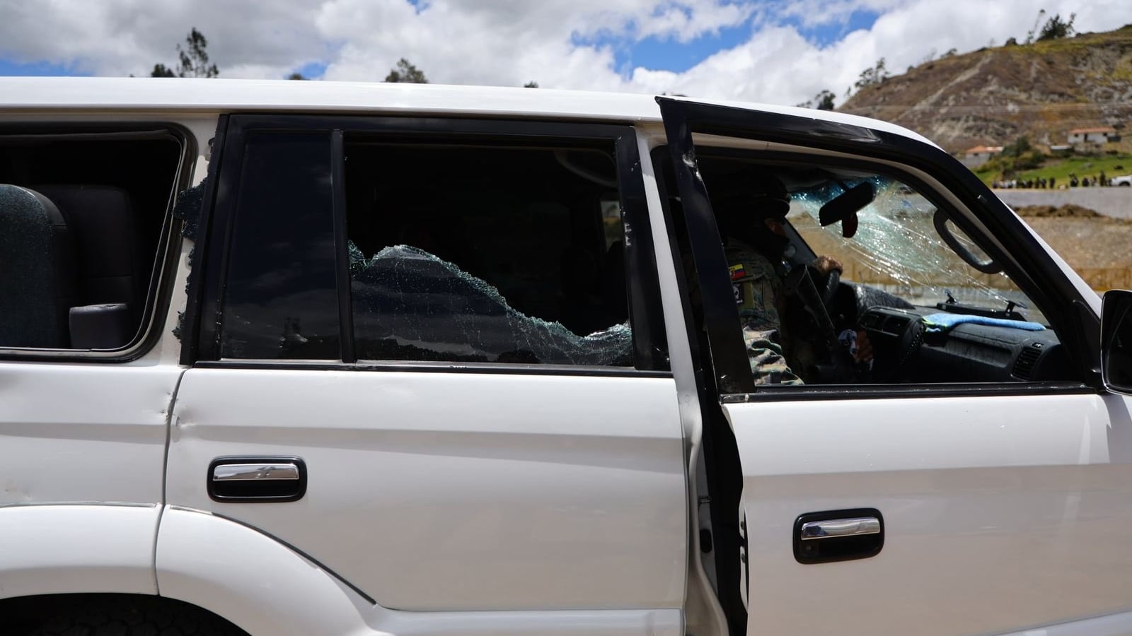 President’s Motorcade Attacked by Protesters Throwing Rocks