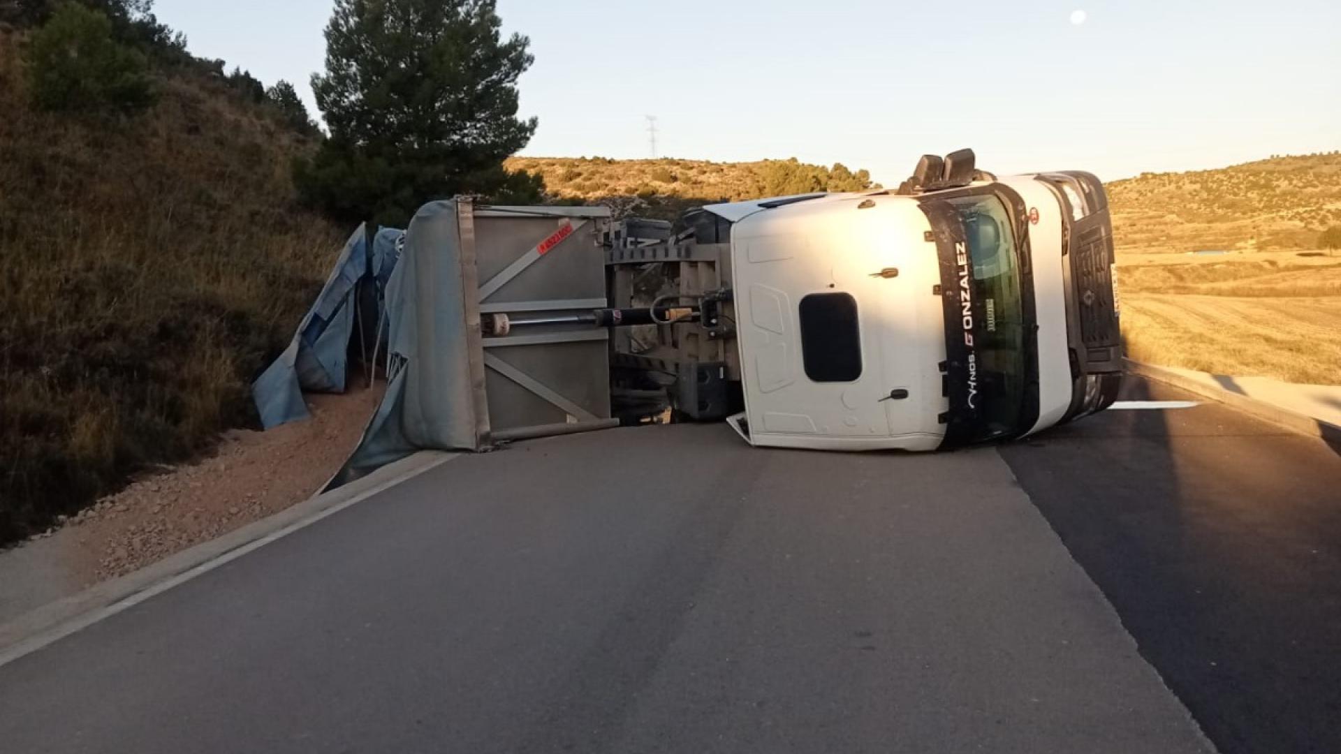 Vuelca un camión cargado de arcilla en la TE-39 entre Seno y Cuevas de ...