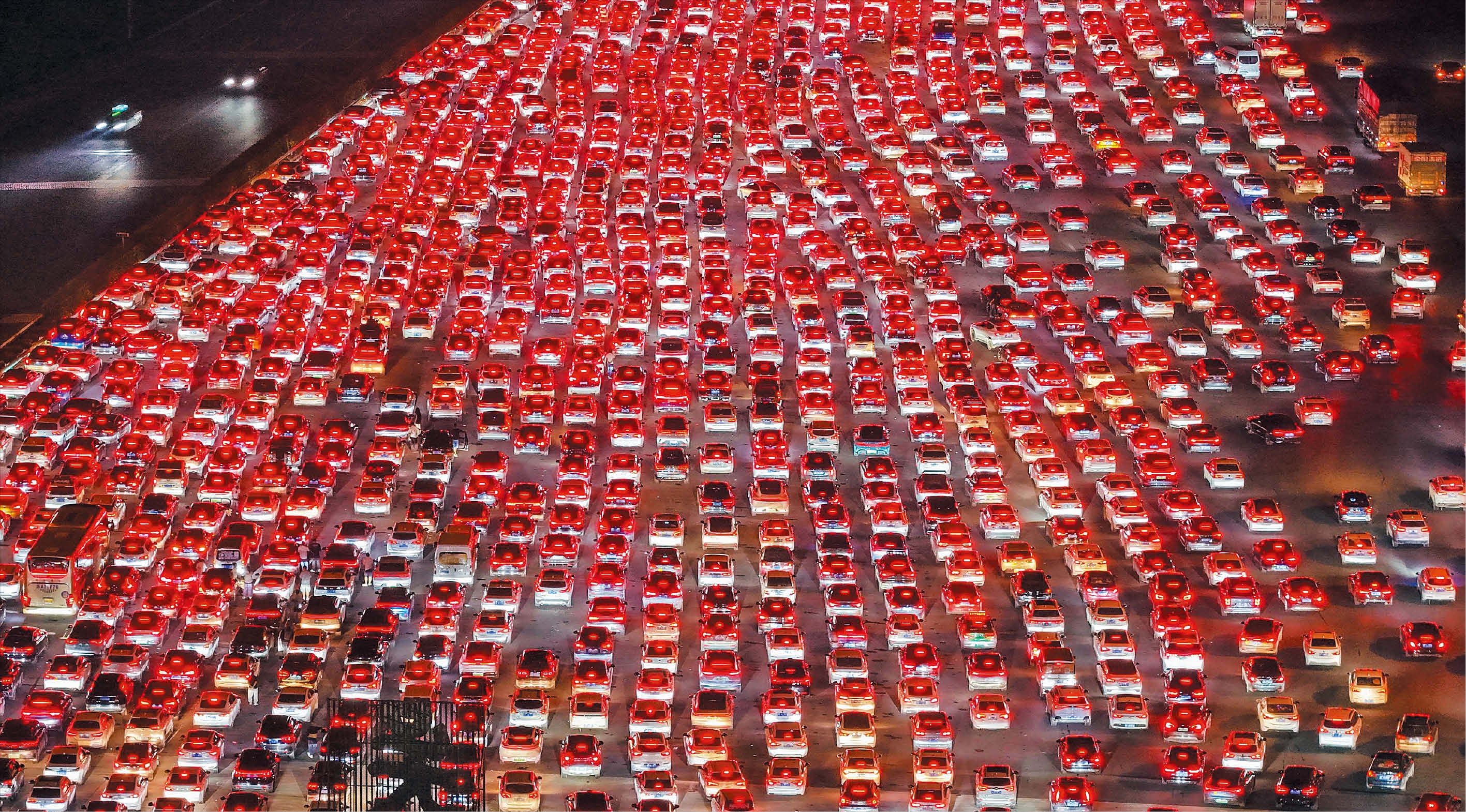 Wuzhang Tollgate Opens All 36 Lanes Amid Holiday Traffic Jams