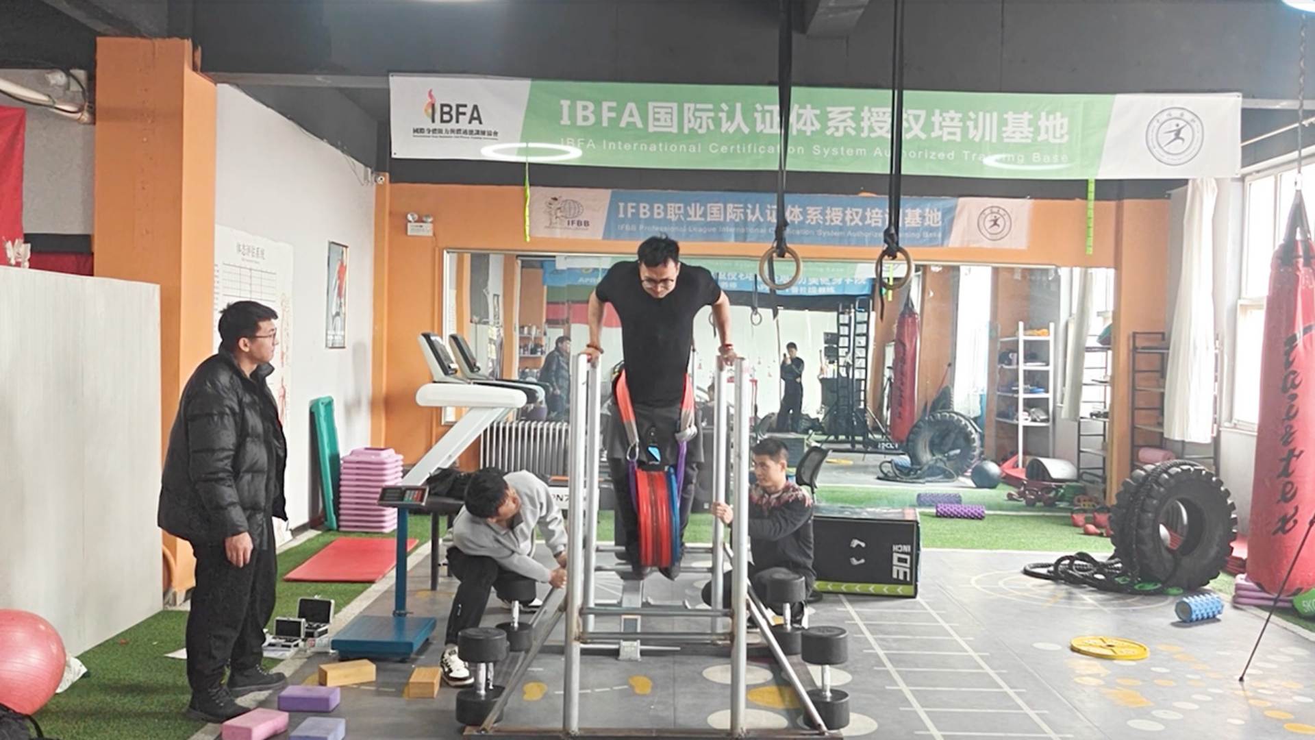 Le plus lourd dip de triceps, 191,94 kg (423,15 lb) par Liu Weiqiang ...