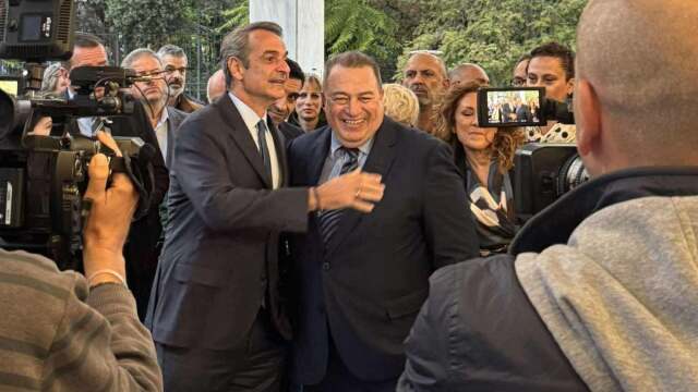 Μητσοτάκης και Καραμανλής στην παρουσίαση βιβλίου του Ευριπίδη ...