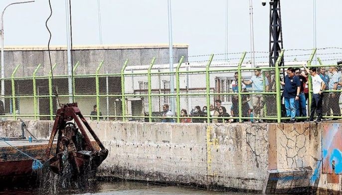 Boat hits Navotas floodgate anew