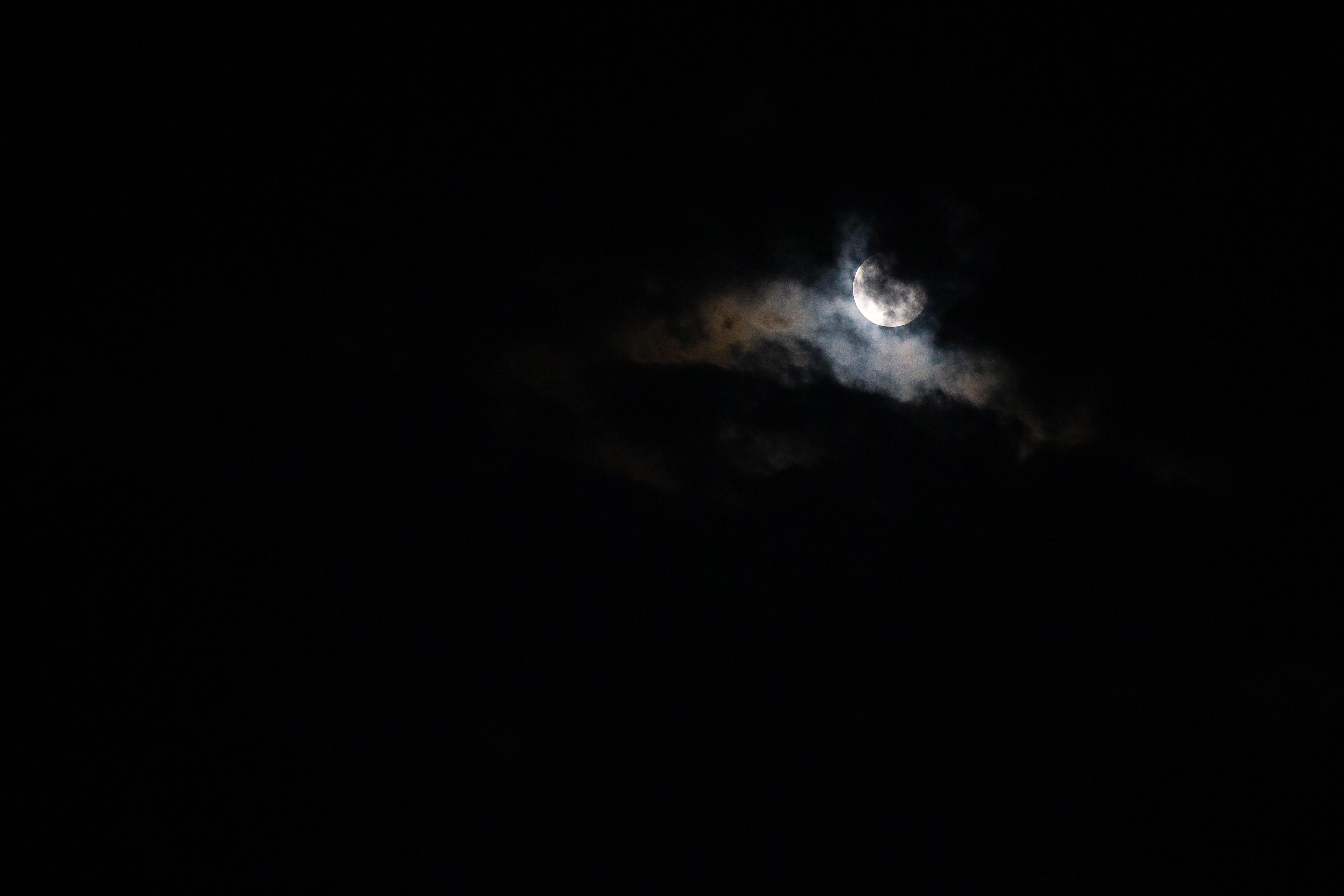 Does Earth have 2 moons now? Here's the truth behind 'quasi moon ...