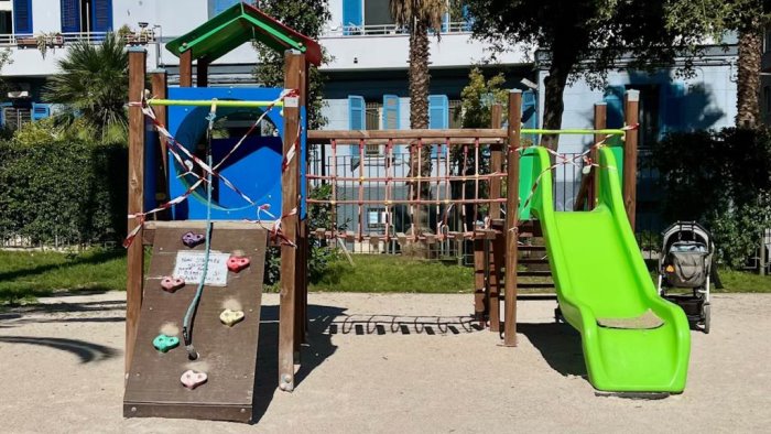 Parco Mascagna: giostrina ancora rotta dopo un mese