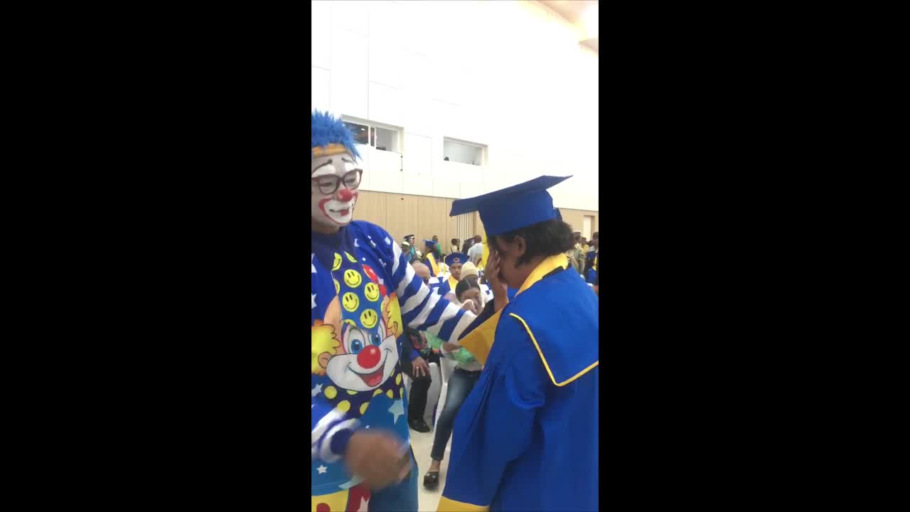 Student becomes emotional when dad attends graduation in clown outfit