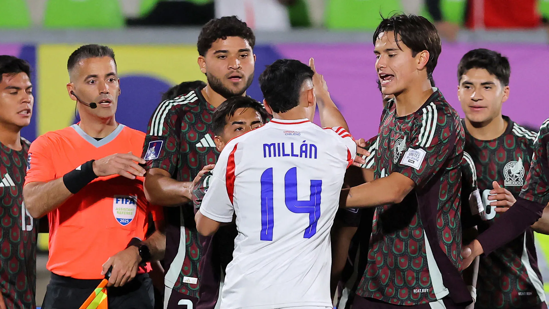 Le match Chili-Mexique se termine en bagarre : les photos de l'affrontement