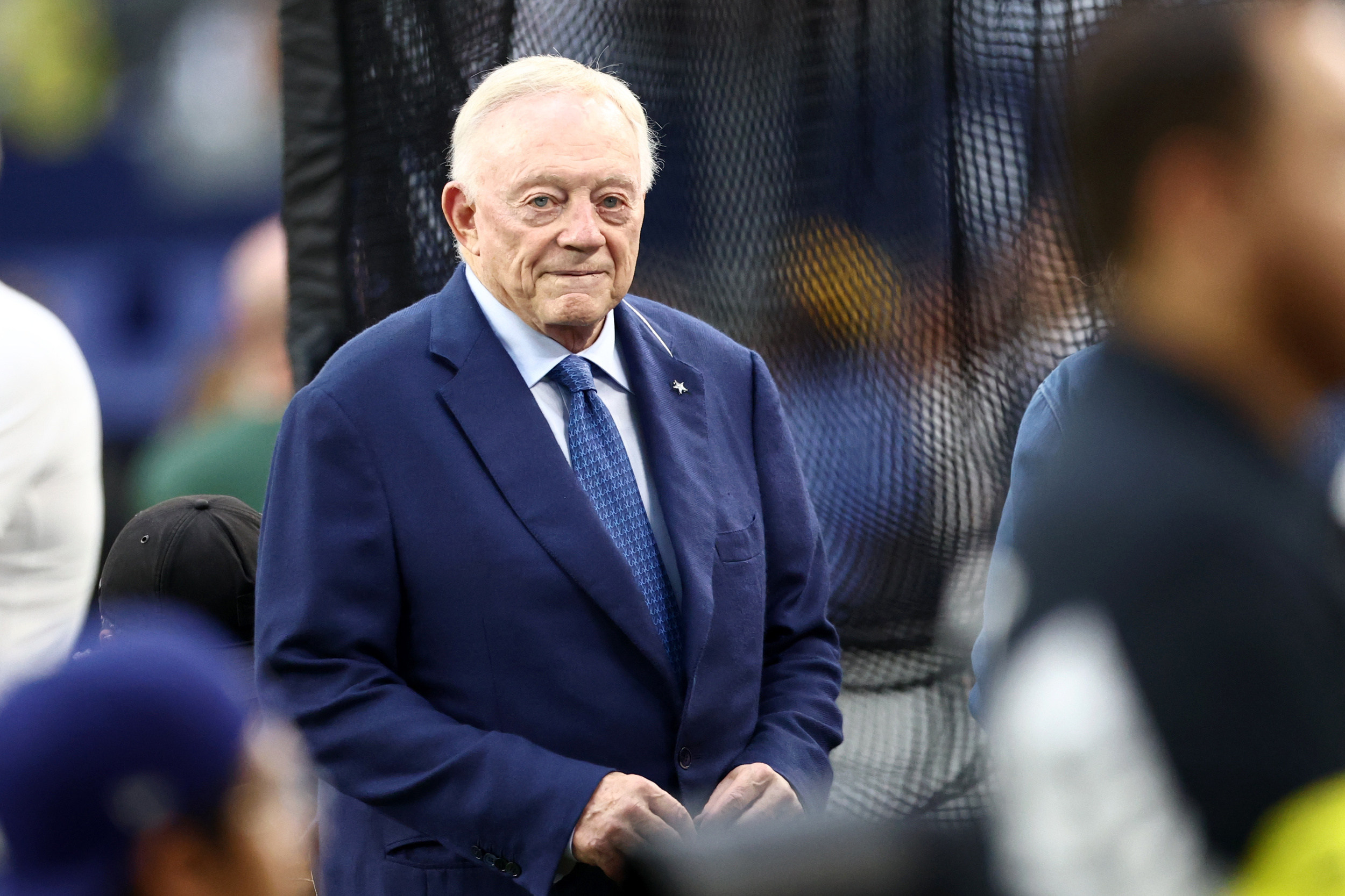 Cowboys' Jerry Jones offers odd explanation for profane gesture at Jets ...