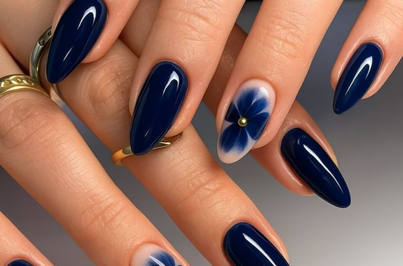 7 Inspirasi Nail Art Warna Navy yang Cantik dan Elegan