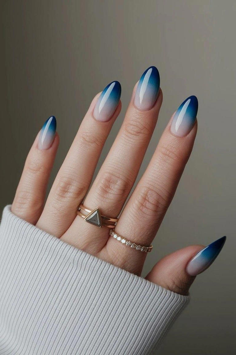 7 Inspirasi Nail Art Warna Navy yang Cantik dan Elegan