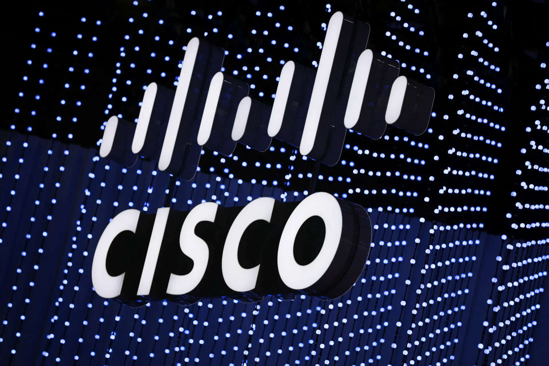 Cisco rolls out chip designed to connect AI data centers over vast ...