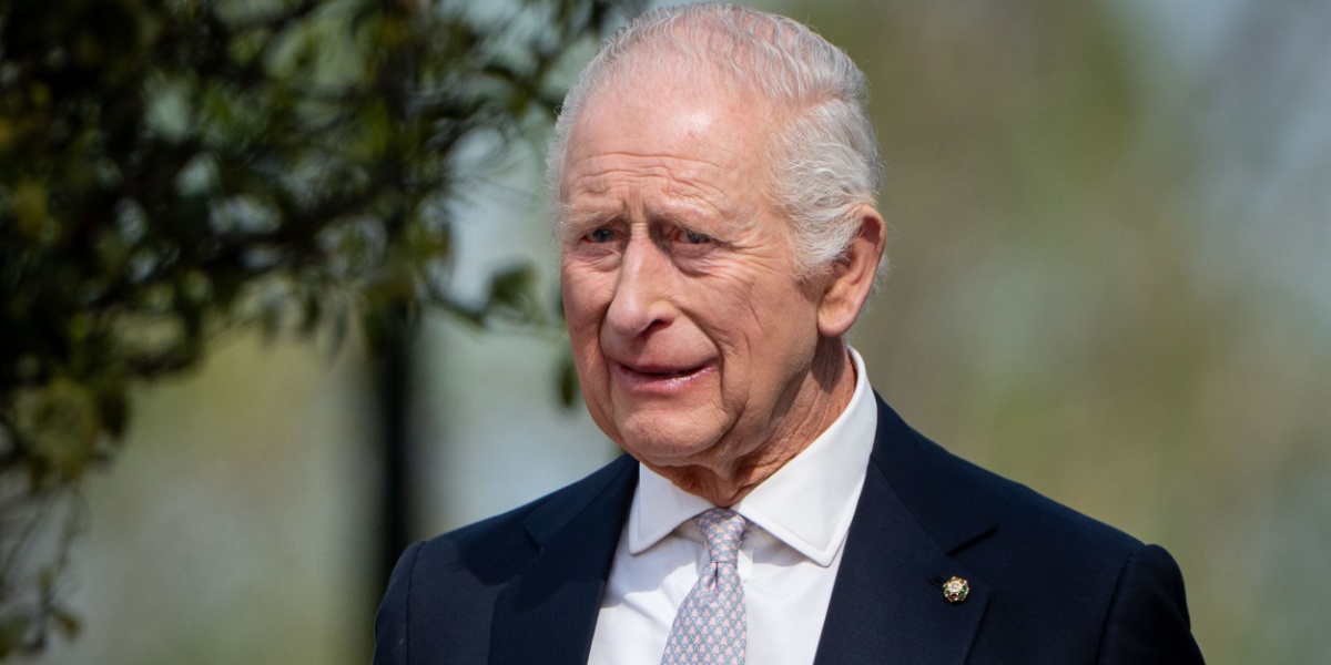 Kong Charles overrasker alle: Har prins Harry med