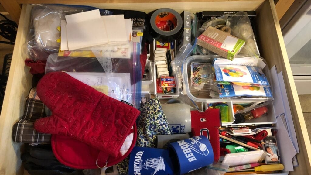 10 things I stopped keeping in my junk drawer